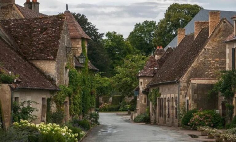 Backpacking in France: Best Trip Guide & Helpful Advices